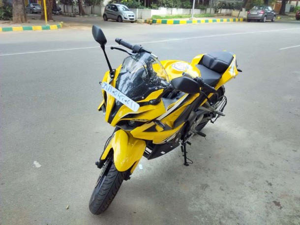 Bajaj Pulsar RS200 Review - Made for Racers - GaadiKey
