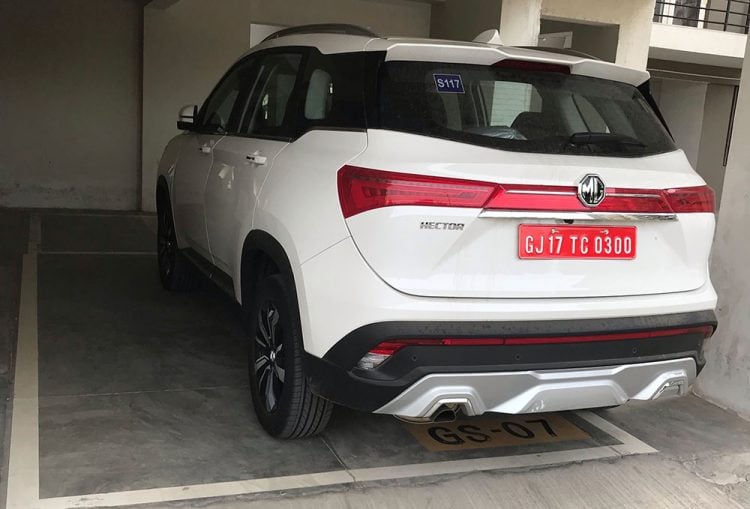 MG Hector Colors: Glaze Red, White, Silver, Black, Burgandy Red - GaadiKey