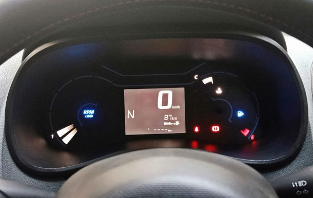 New Renault Kwid Facelift Review (AMT 1.0) - GaadiKey