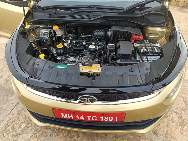 Tata Altroz Review - Premium hatchback redefined? - GaadiKey