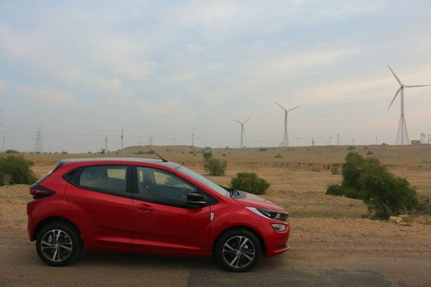 Tata Altroz Review - Premium hatchback redefined? - GaadiKey