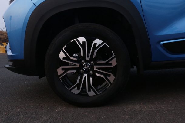 Renault Kiger Review - Is it better than Magnite? - GaadiKey