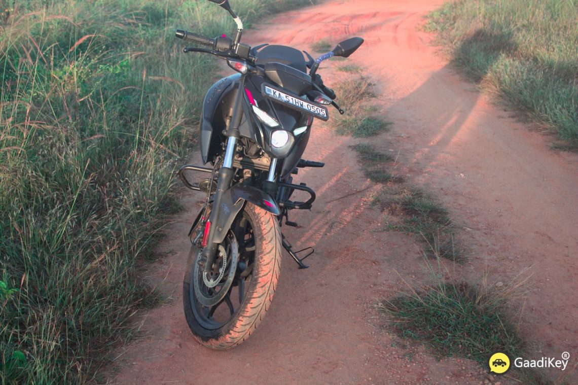 Bajaj Pulsar N160 Photos - Brooklyn Black Color - GaadiKey