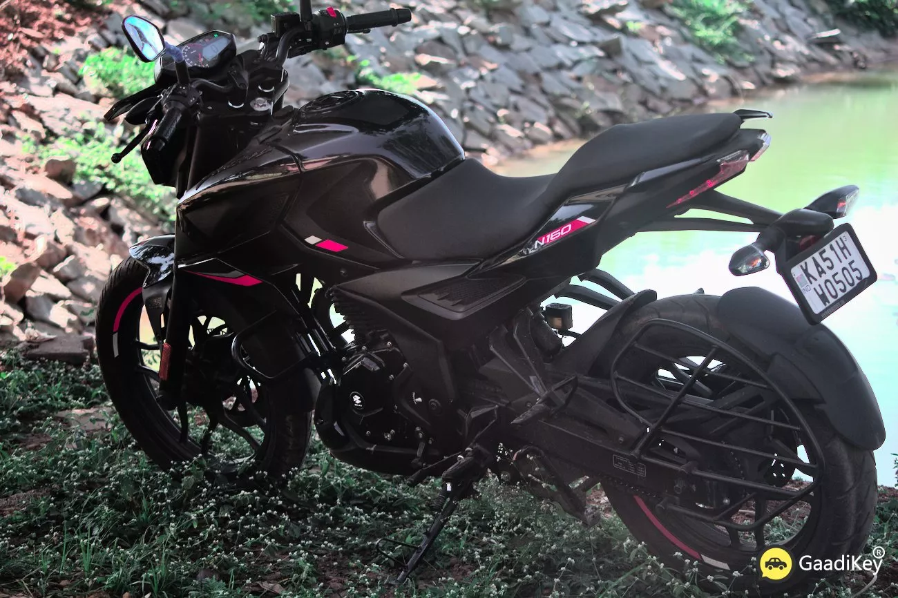 Bajaj Pulsar N160 Photos - Brooklyn Black Color - GaadiKey