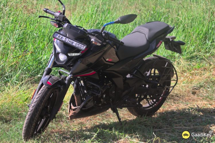 Bajaj Pulsar N160 Photos - Brooklyn Black Color - GaadiKey