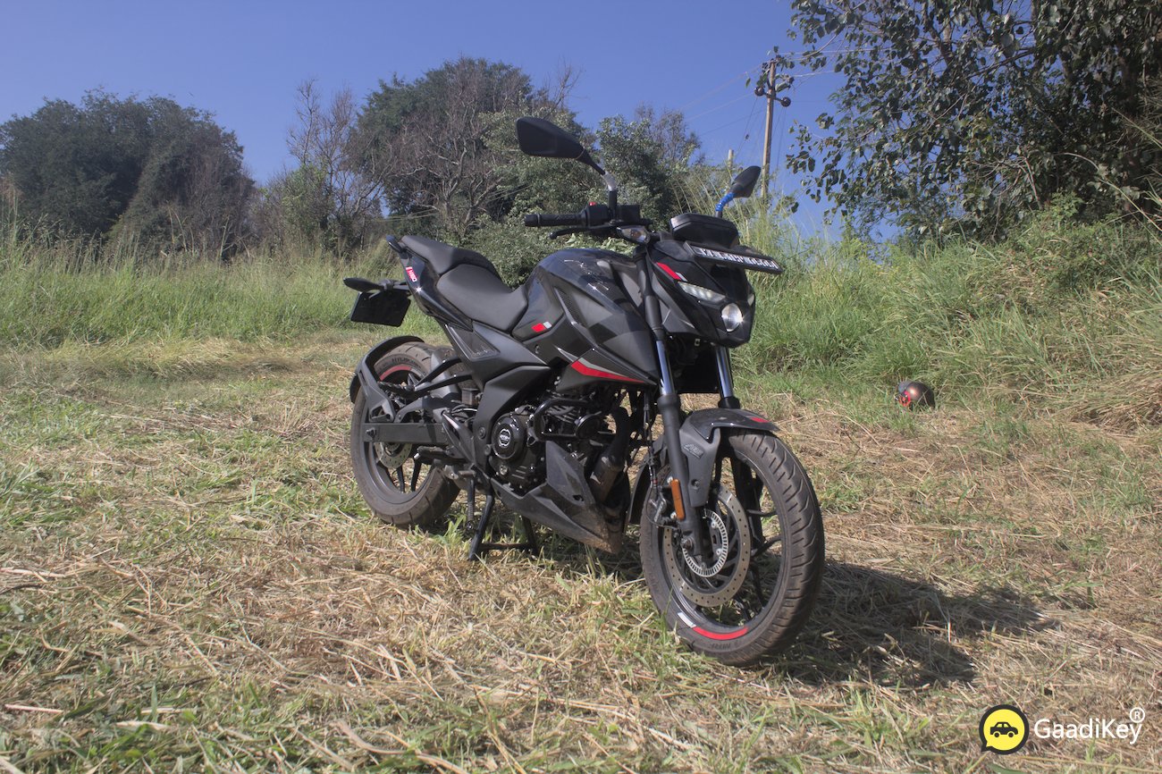 Bajaj Pulsar N160 Photos - Brooklyn Black Color - GaadiKey