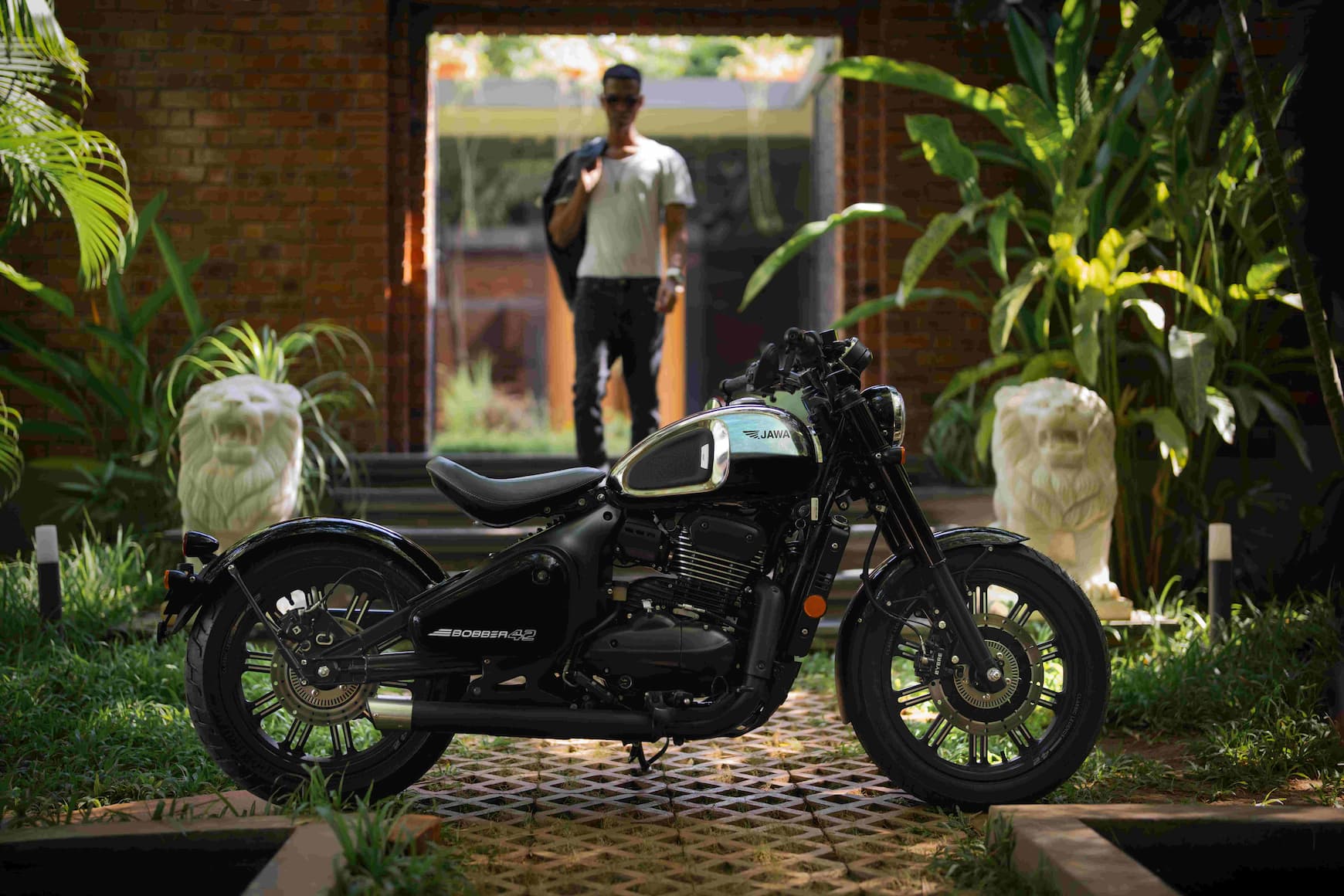 2023 Jawa 42 Bobber Black Mirror launched at Rs 2.25 Lakhs - GaadiKey
