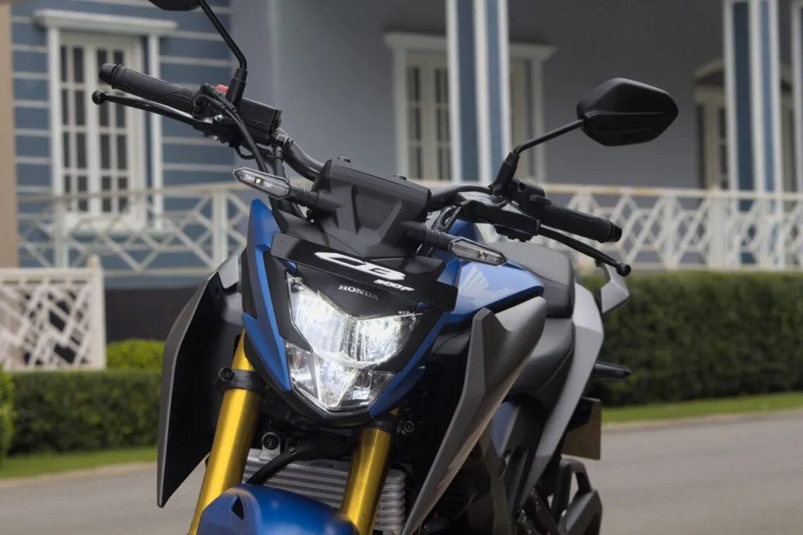 2023 Honda CB300F Photos: Mat Marvel Blue Metallic - GaadiKey