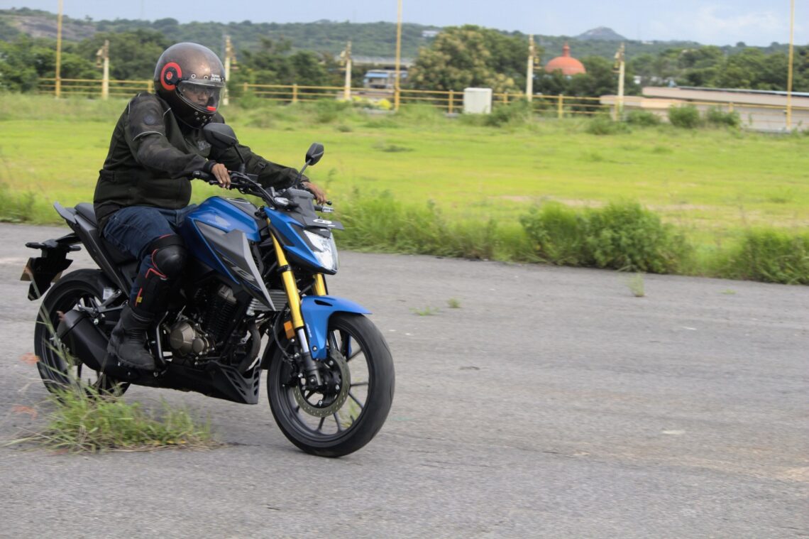 2023 Honda CB300F Photos: Mat Marvel Blue Metallic - GaadiKey