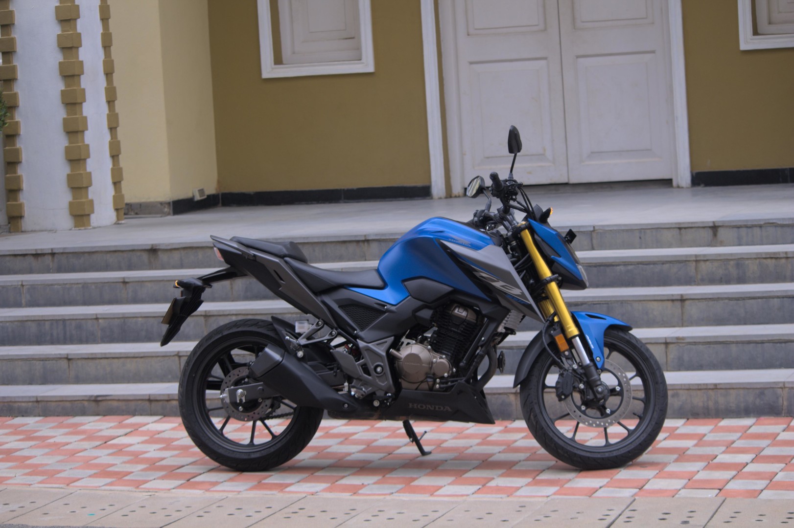 2023 Honda CB300F Photos: Mat Marvel Blue Metallic - GaadiKey