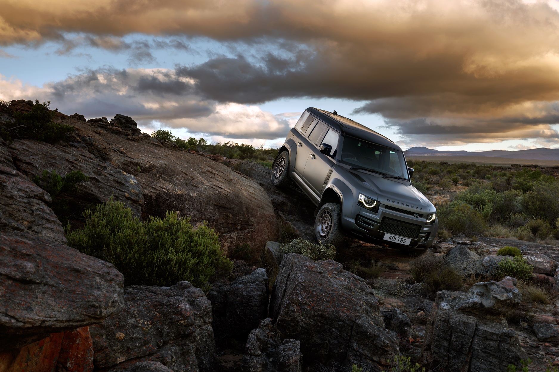 Defender OCTA launched in India at Rs 2.59 Crore - 635HP Luxury Off ...