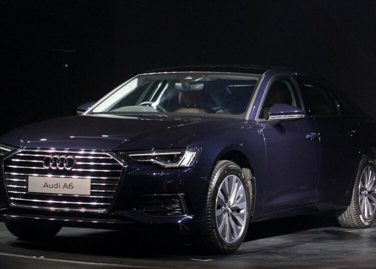 2017 Ford Endeavour Colors - White, Grey, Red, Bronze, Silver, Black ...