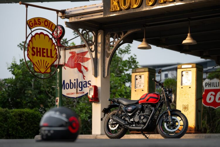 2025 Royal Enfield Hunter 350 in London Red Color [Photos] - GaadiKey