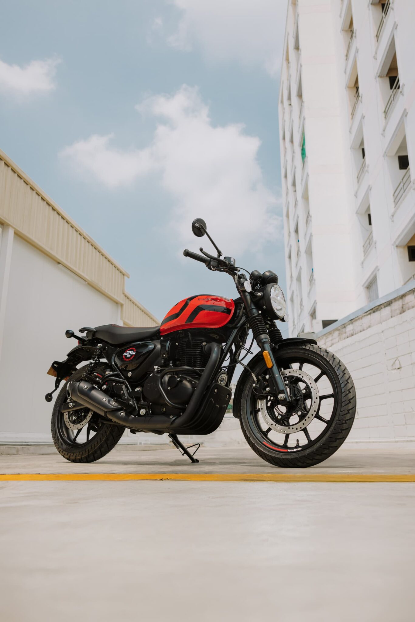 2025 Royal Enfield Hunter 350 in London Red Color [Photos] - GaadiKey