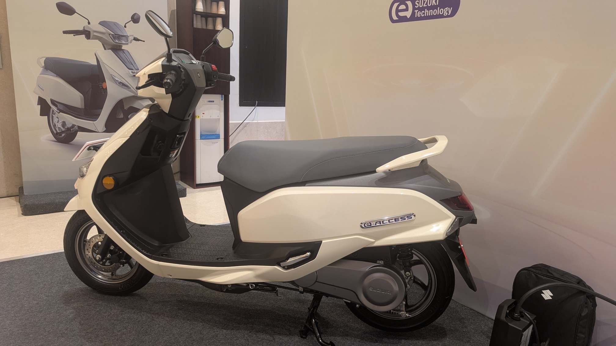 Suzuki e-Access in Pearl Grace White Photos [Access Electric Scooter ...