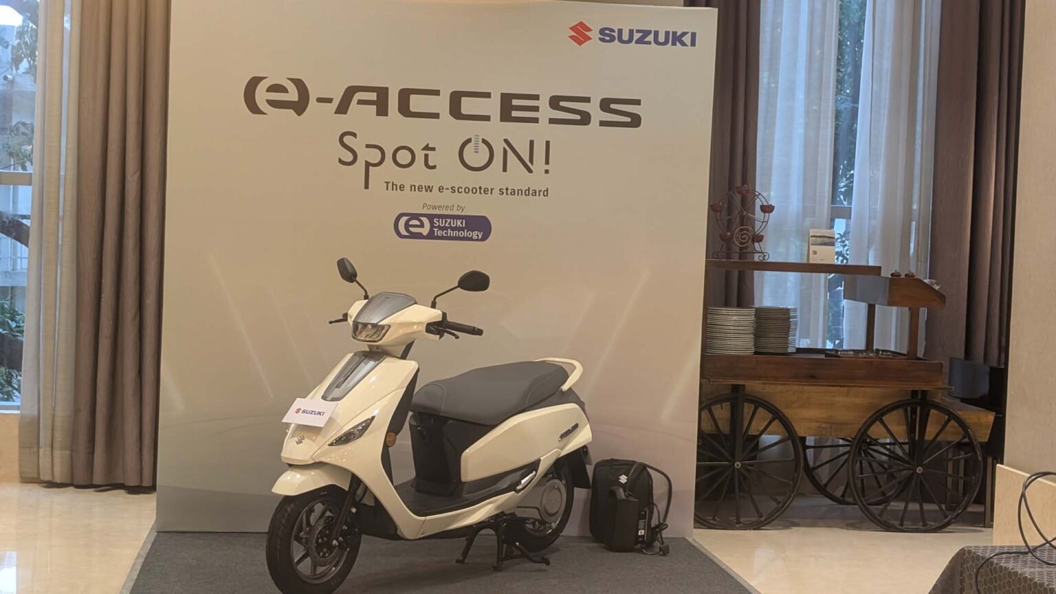 Suzuki e-Access in Pearl Grace White Photos [Access Electric Scooter ...