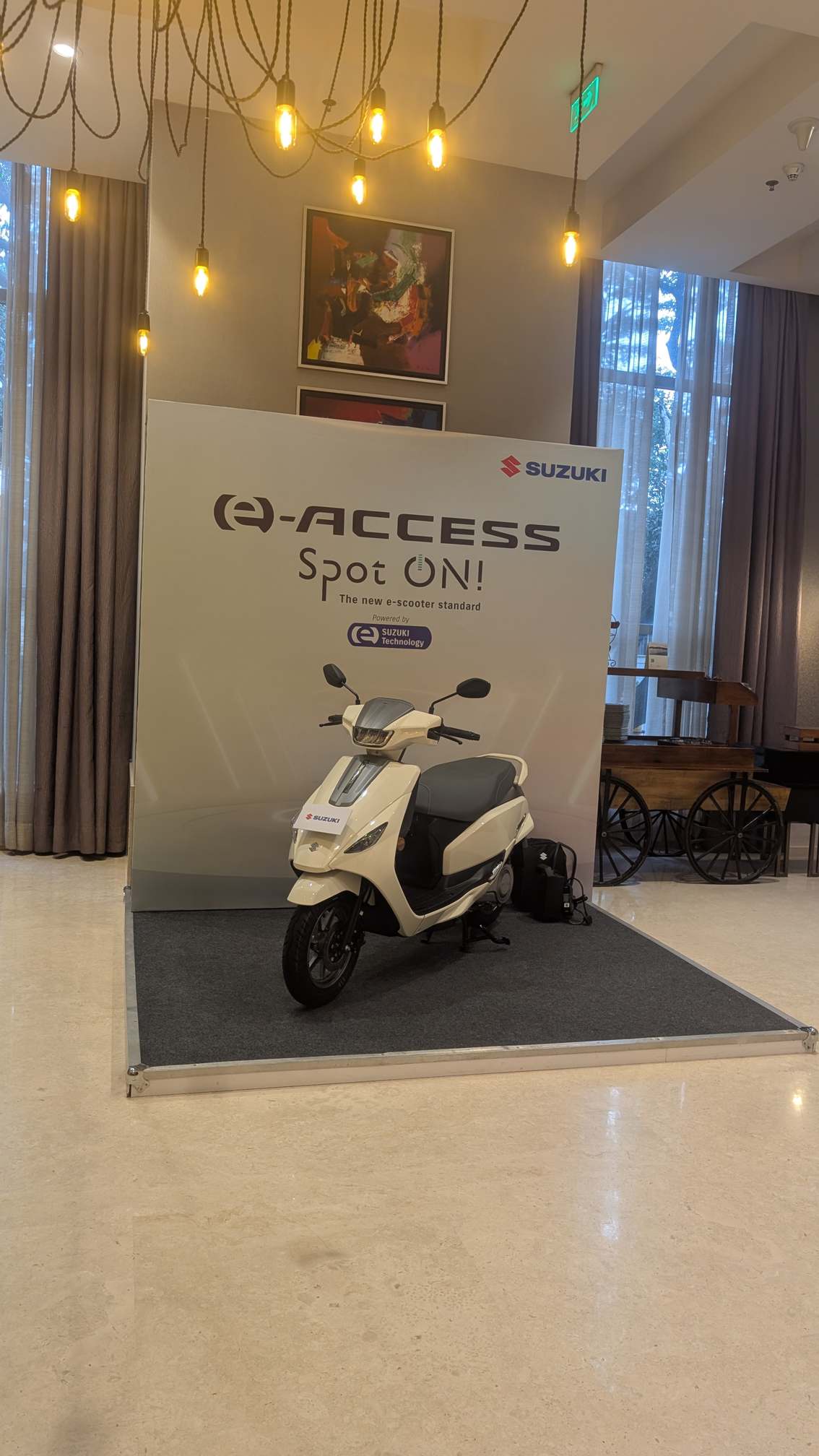 Suzuki e-Access in Pearl Grace White Photos [Access Electric Scooter ...