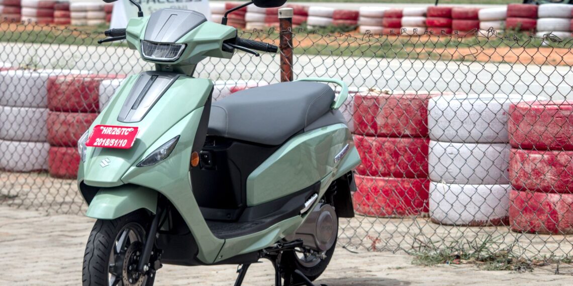 Suzuki e-Access in Pearl Jade Green Color Photos - GaadiKey