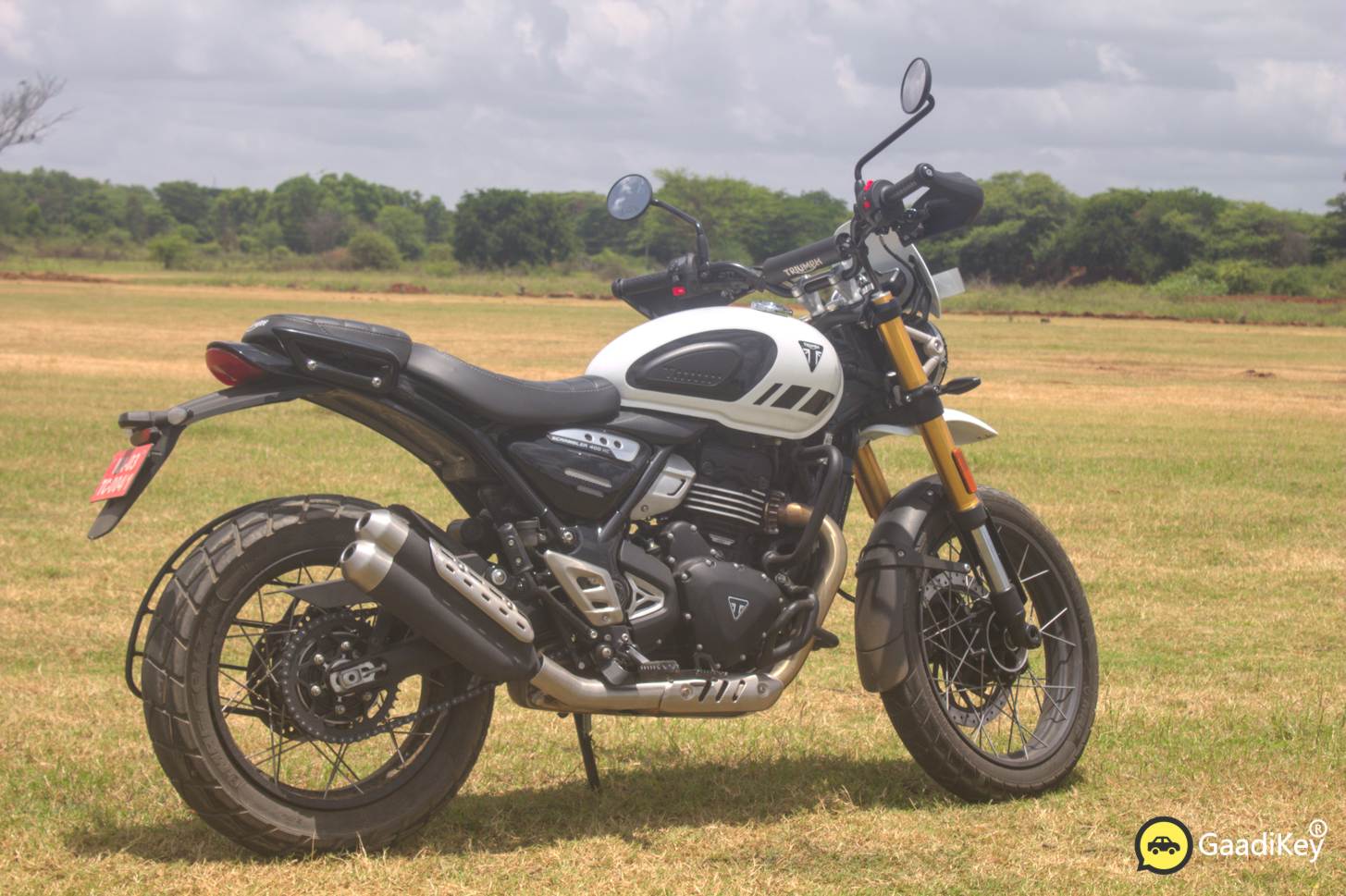 Triumph Scrambler 400XC White Color Photos (Vanilla White) - GaadiKey