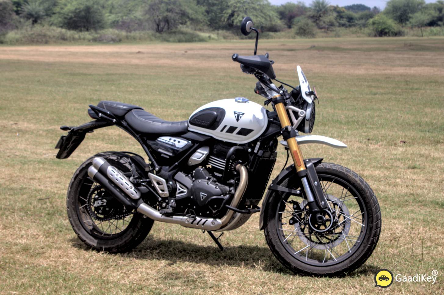 Triumph Scrambler 400XC White Color Photos (Vanilla White) - GaadiKey