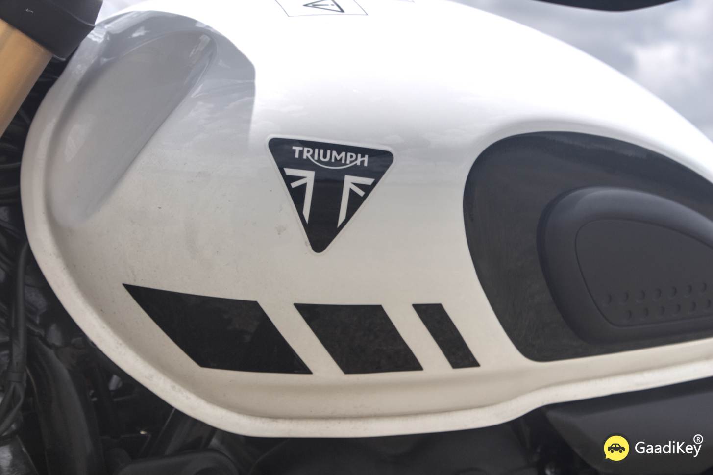 Triumph Scrambler 400XC White Color Photos (Vanilla White) - GaadiKey