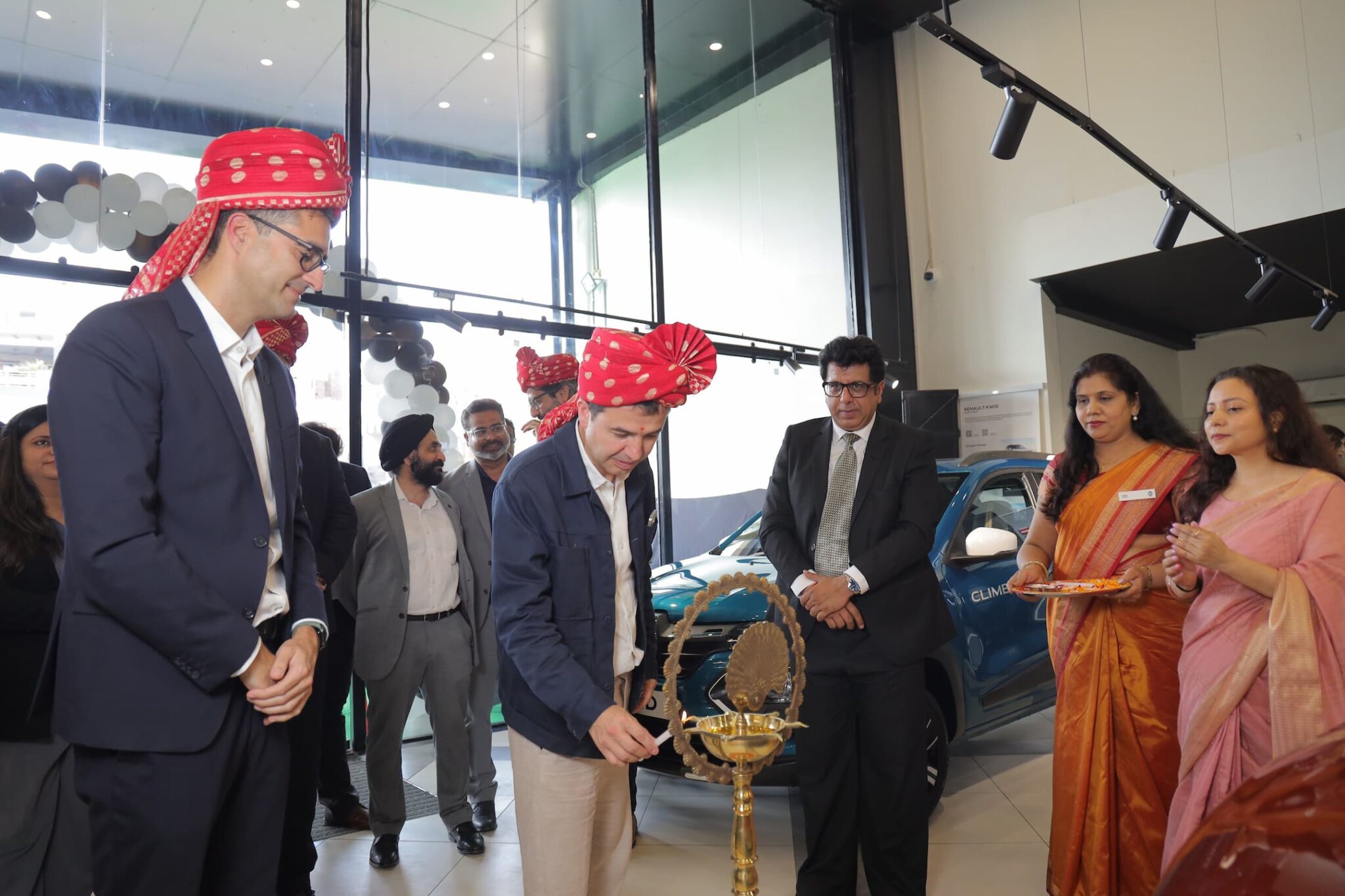 Renault India opens its first new 'R store' in the Delhi NCR - GaadiKey