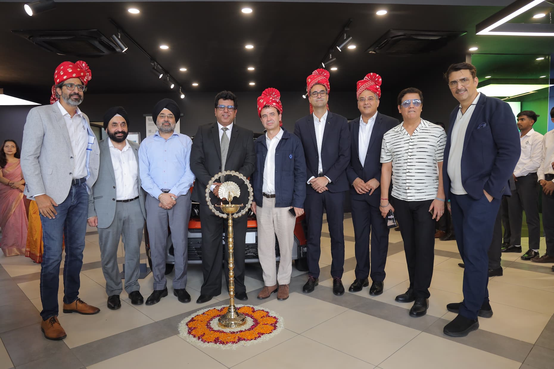 Renault India opens its first new 'R store' in the Delhi NCR - GaadiKey